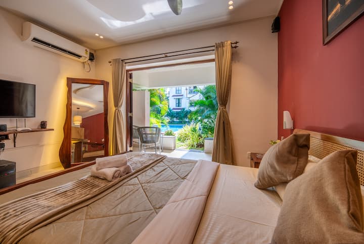 Pool Facing Cozy Studio, Gym, Wifi - North Goa - India
