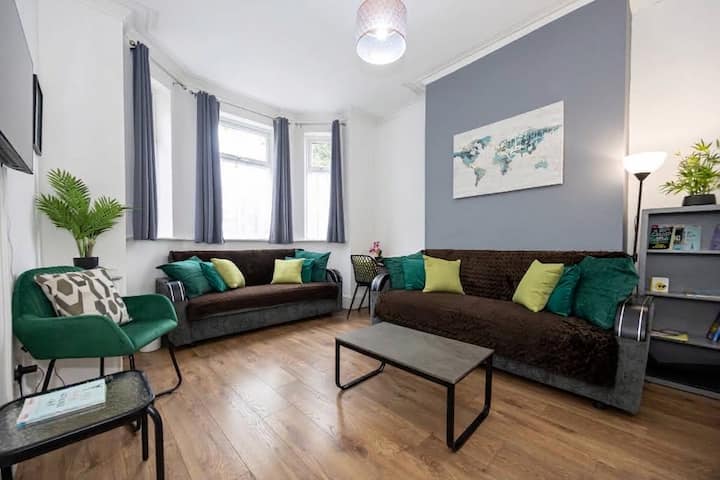 Modern 6br House With Free Parking - Bury