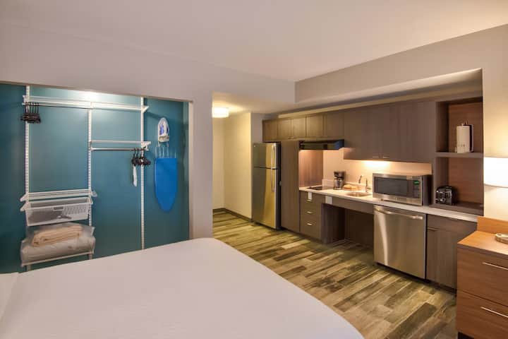 2 Spacious Rooms For Family Escape | Heated Pool - Miami, FL