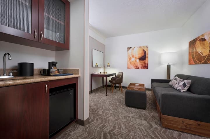 Stylish 1 King Hotel Suite W/ Parking & Breakfast - Napa, CA