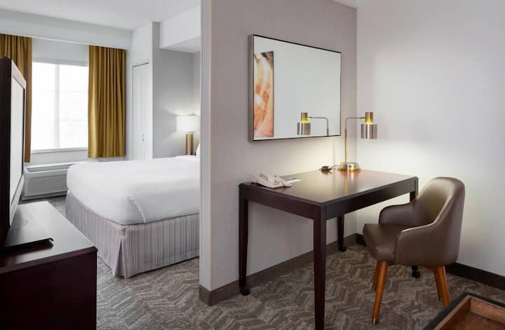 Stylish 1 King Hotel Suite W/ Parking & Breakfast - Napa, CA
