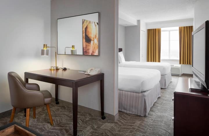 Stylish 2 Queen Hotel Suite W/ Parking & Breakfast - Napa, CA