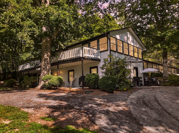 Lakefront King | No Stairs + Pool | Free Tix - Hendersonville, NC