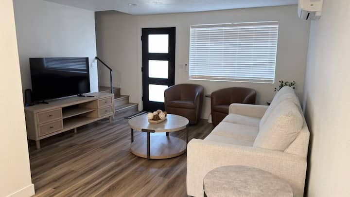 Cozy Modern 2br | Wi-fi + A/c
1* - Medford, OR