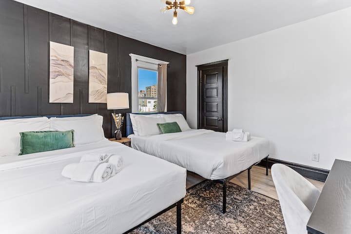 Stylish 4-bedroom Residence In Prime New Center - Dearborn, MI