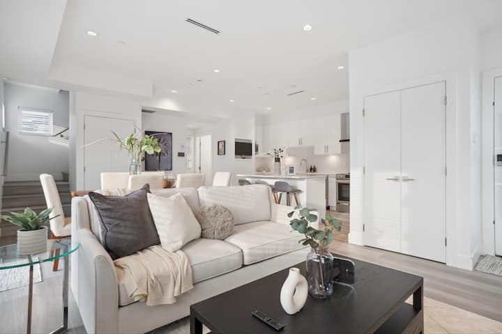 3br Near 29th Skytrain | Ac, Views & Free Parking - Vancouver