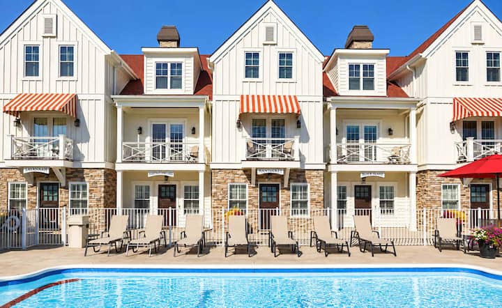 The Bridgeport | Pool Hot Tub Lake Free Golf - Holland State Park, Holland