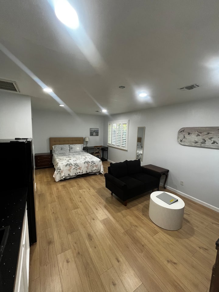 Newhall Studio Guest House - Santa Clarita, CA