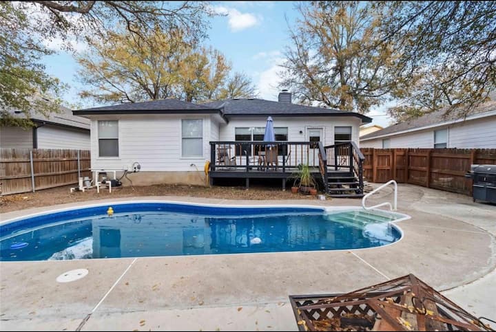 The Pool House 
Near Cota, Tesla & Austin - Cedar Creek, TX