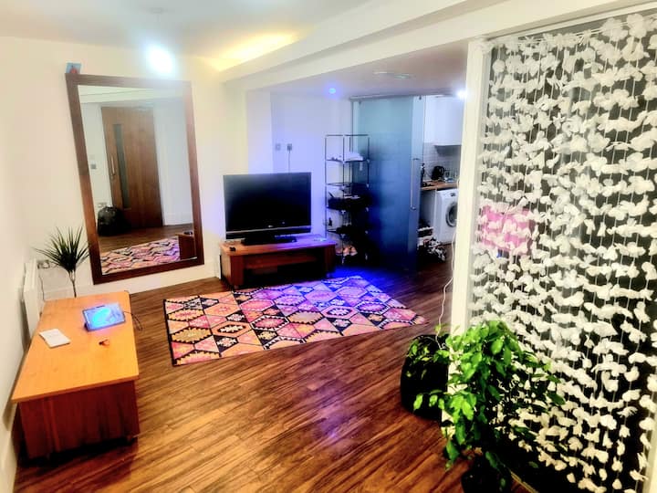Twickenham Global Club Apartment And Massage - Kingston-upon-Thames