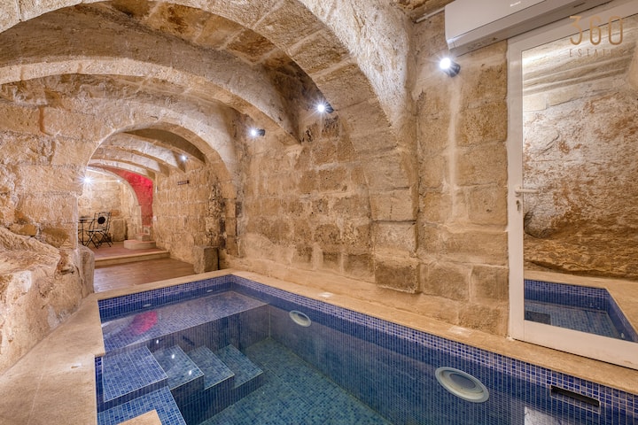 Birkirkara 3br Townhouse With Private Indoor Pool - Malta
