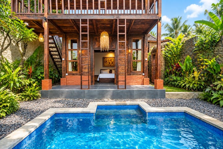 Tropical Rustic Wooden Villa With Private Pool - Indonesia