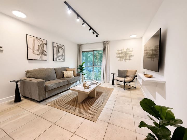 Across From Shands | 2br Condo Near Uf + Pool - Gainesville, FL