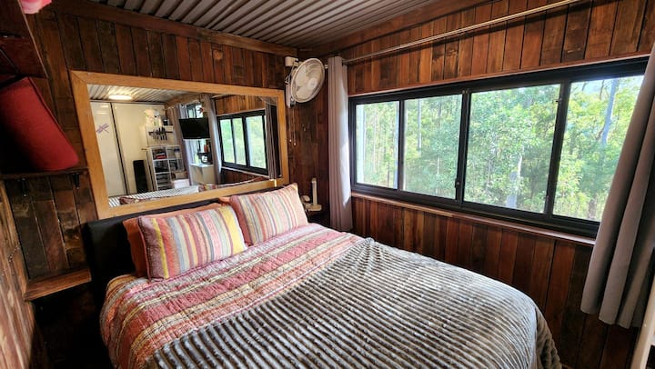 Off-grid Equipped Container With Outdoor Pool - Springbrook
