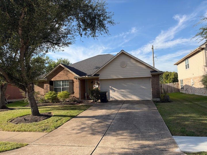 Single-story House With Fireplace - Pearland, TX
