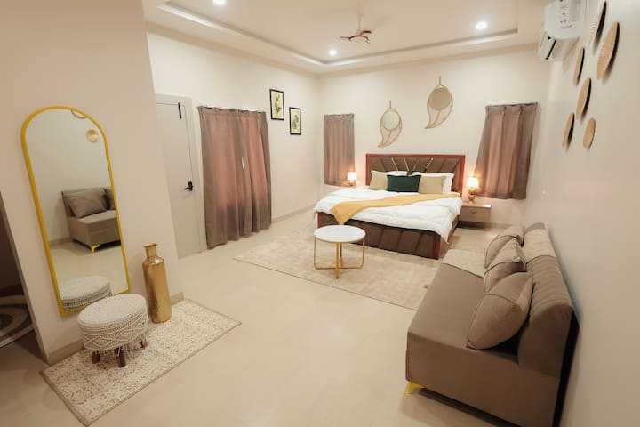 The Cozy Baithak | 2 Br Stay - Ujjain