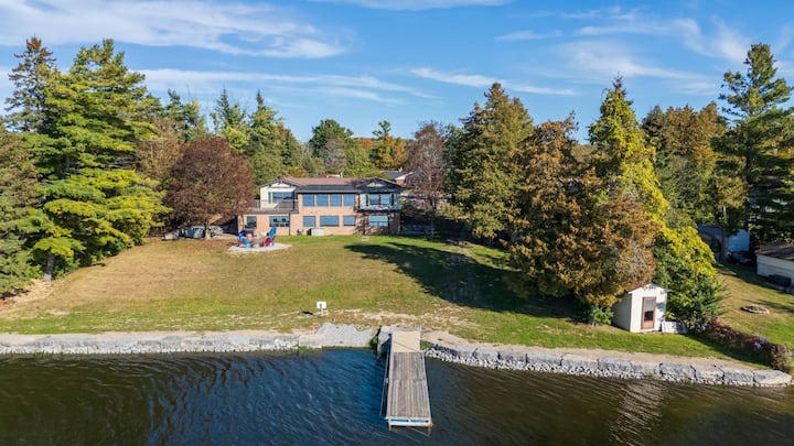 Waterfront Cottage | Boats, Hot Tub, Firepit & Bbq - Peterborough, ON, Canadà