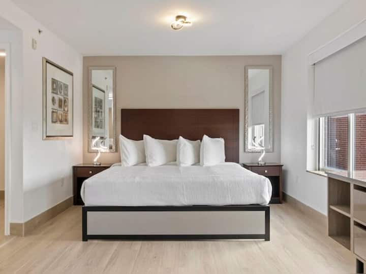 Premium King Studio | Foam Mattress + Free Parking - Houston, TX