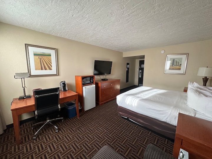 Queen Room | Free Hot Breakfast | Swimming Pool - Medicine Hat