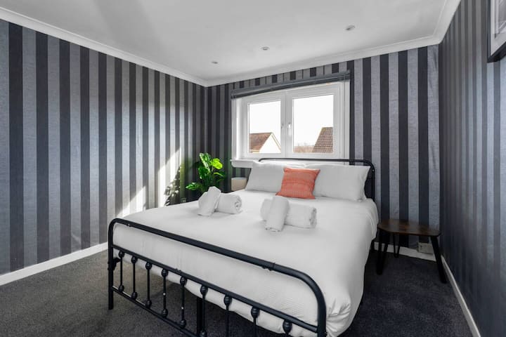 Central 3-bedroom Stay | Sleeps 7 | Free Parking - Livingston
