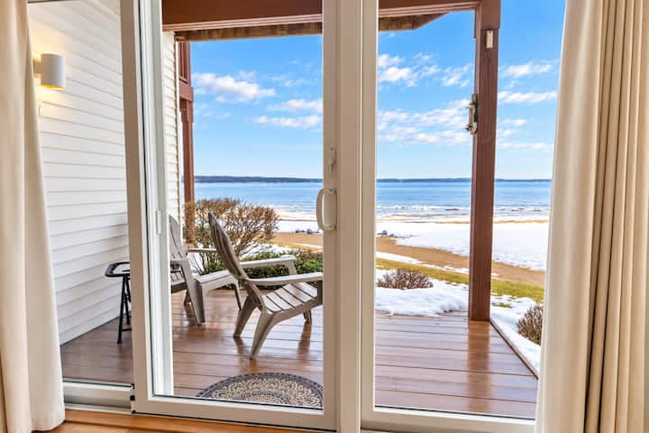 Bay Breeze 107|beachfront Near Downtown Tart Trail - Traverse City, MI