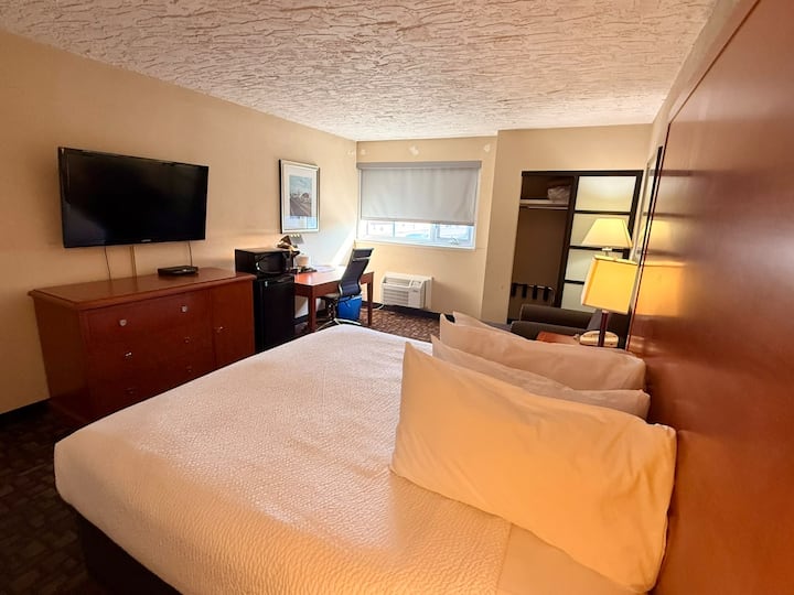 Spacious King | Free Hot Breakfast | Swimming Pool - Medicine Hat