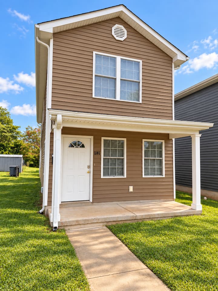 Bright & Comfortable Home Near Downtown Cville - Charlottesville, VA