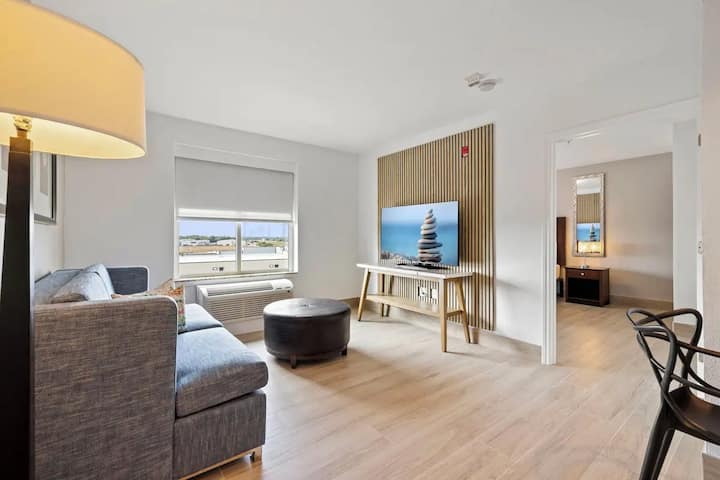 4 Work-ready Apartments + Pool & Free Parking - Houston, TX