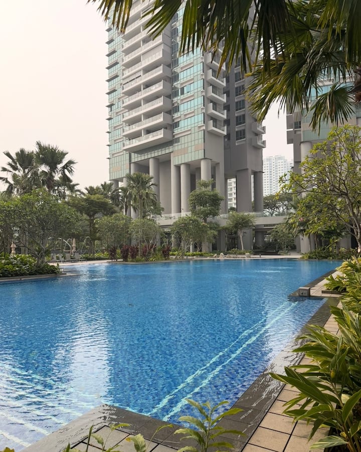 Stunning 2br Condo With Beautiful Views - Singapore