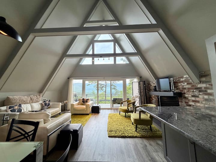 Peak View Chalet - Steps To Slopes, Hot Tub - Virginia