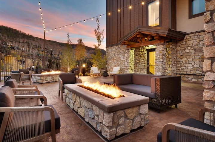 Modern 2 Queen Hotel Kitchen Suite W/ Breakfast - Vail, CO