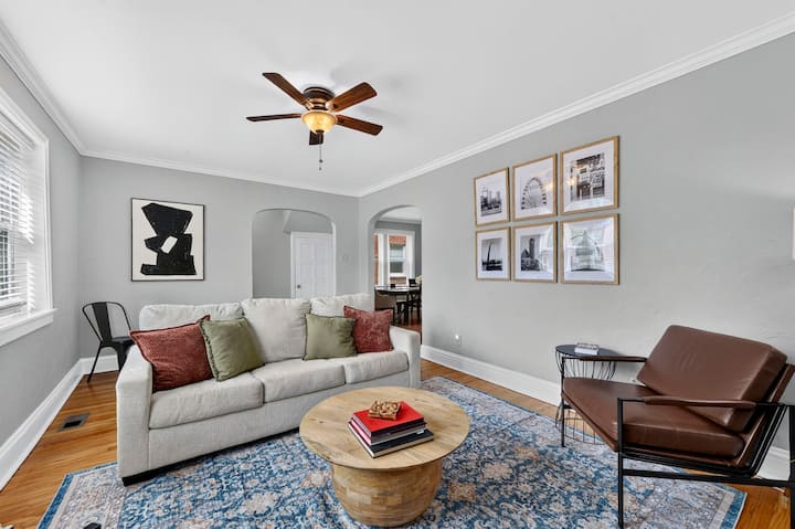 Near Washu & Forest Park Work-friendly Stl Stay - University City, MO
