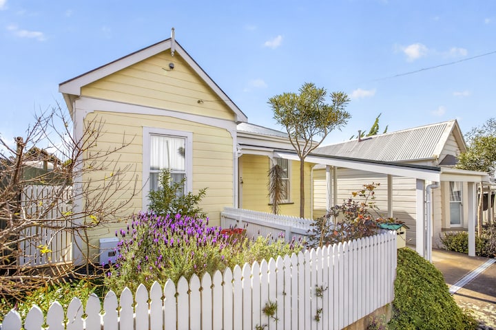 Glory Box Cottage - Charm, Colour, And Comfort - Whanganui