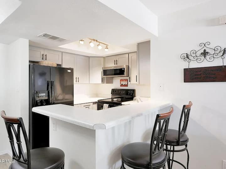 Mesa 2b/2b Retreat | Pool & Parking - Mesa, AZ