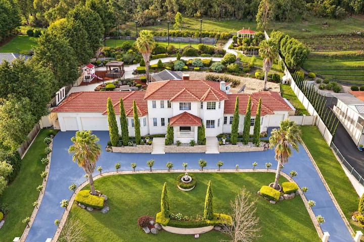 Melbourne Manor | Pool, Garden & Family Escape - Dandenong