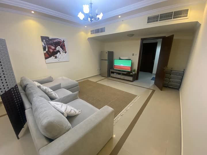 Spacious 5-bedroom Sea View Apartment | Pool & Gym - Charjah