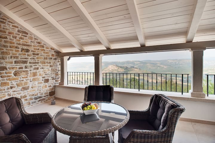 Steinhaus Mit Charakter Und Blick Auf Motovun - Montona