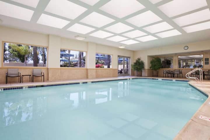 King Suite W/ Sofa + Free Breakfast & Area Shuttle - Del Mar, CA