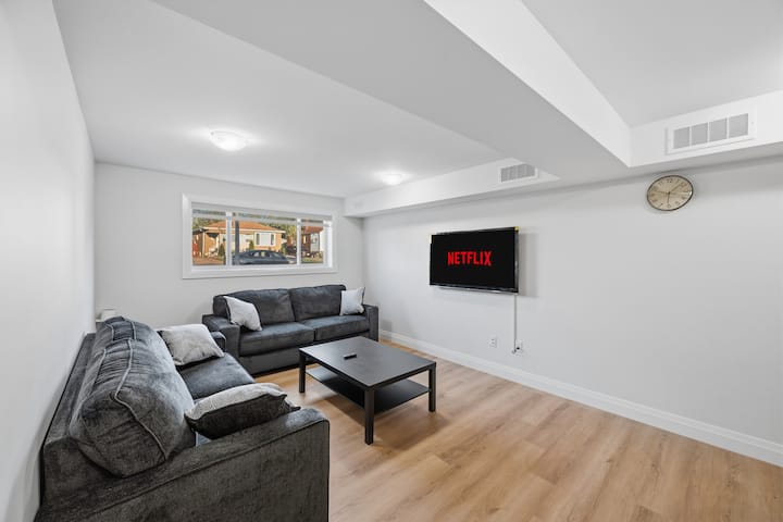 Roomy 3-bed, 2-bath Lower Suite | Private Entrance - 윈저