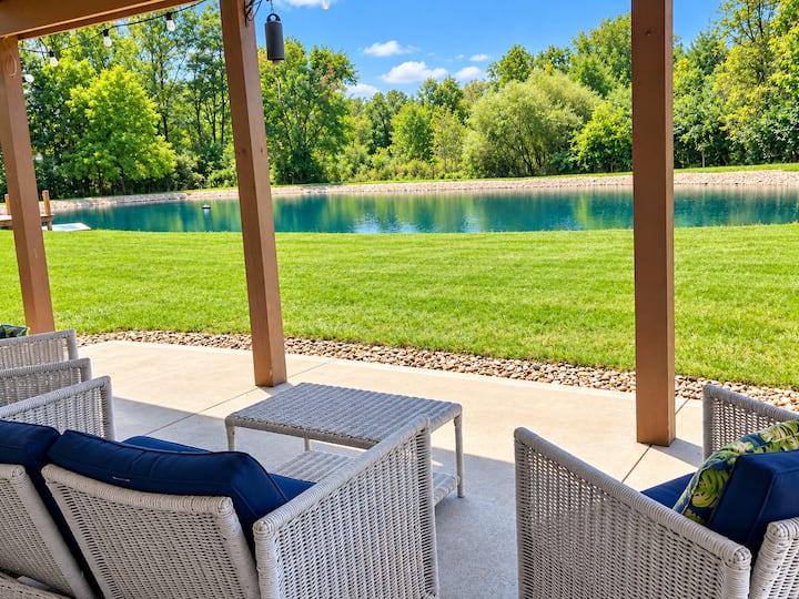 Medina Pond View With Pool Table And Fireplace - Brunswick, OH