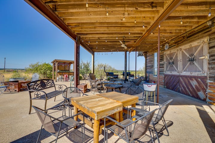 6-acre Barndominium Escape, 6 Mi To Lake Cleburne! - Cleburne State Park, Cleburne