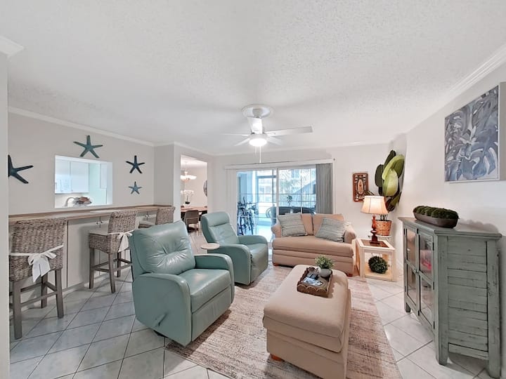 Spacious 3br/2ba Beach Condo | Private Beach - St. Petersburg, FL