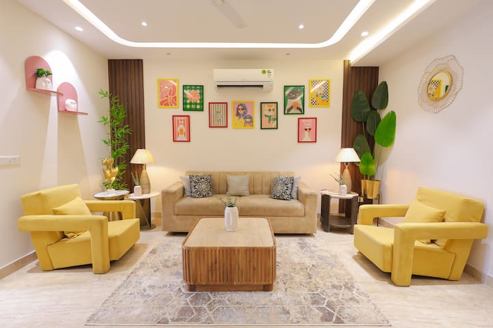 Sunny Art House | Quirky 2bhk | Near Def Col - New Delhi