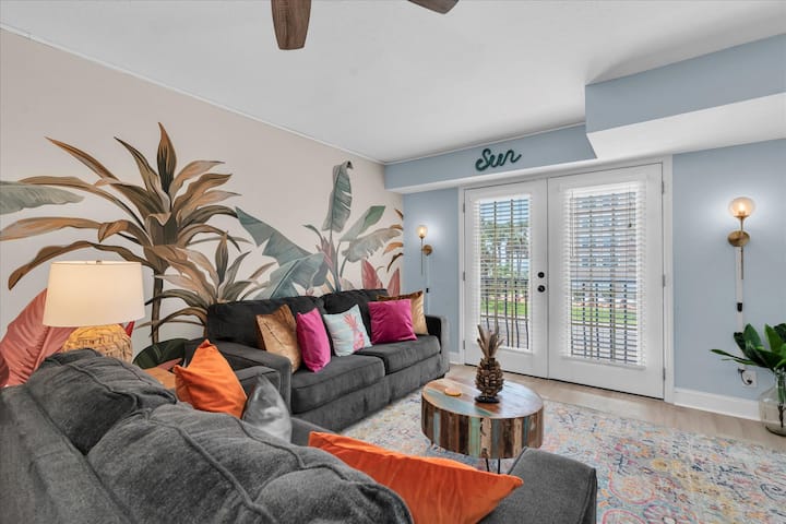 Posh Paradise Beachside Retreat! - Redington Beach, FL