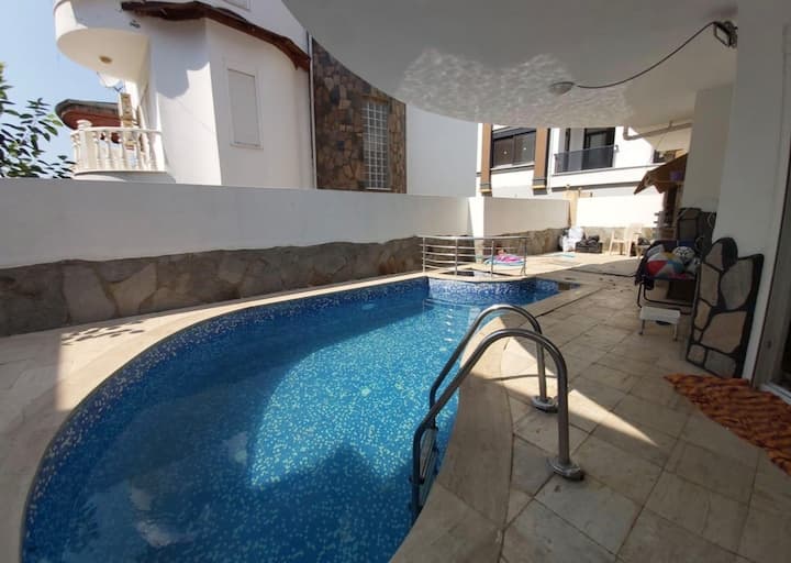 Mahmutlarda ÖZel Havuzlu Ferah 5+2 Villa - Mahmutlar