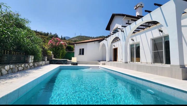 Beautiful Villa On The Foothills Of Catalkoy - Girne