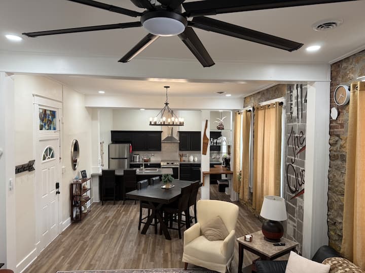 Classy Downtown Loft - Topeka, KS