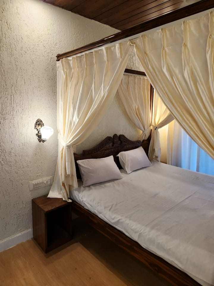 Deluxe Bedroom With Bathtub 2: Ocean Edge - Alibag