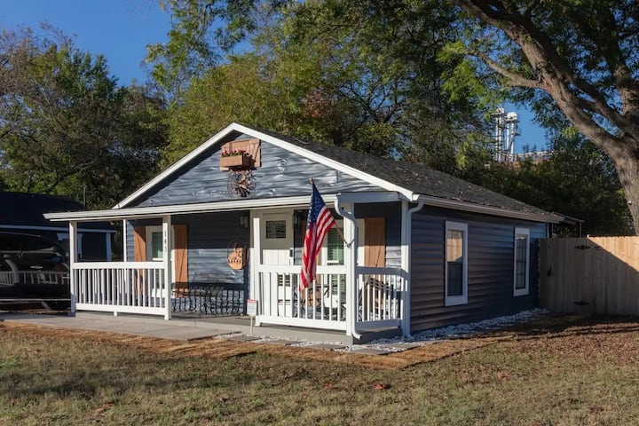 Old Town Cottage - Burleson