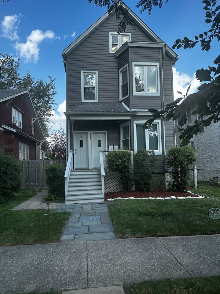 15-min To Downtown Chicago + Free Parking! - Oak Park, IL